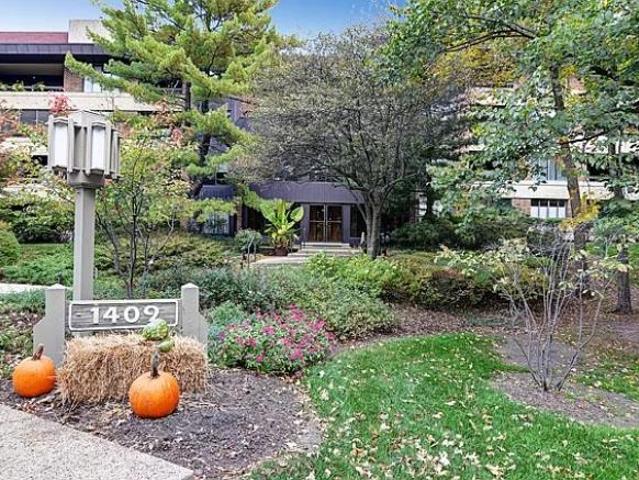 2 Br, 2 bath, Condo 1409 Burr Oak Rd
