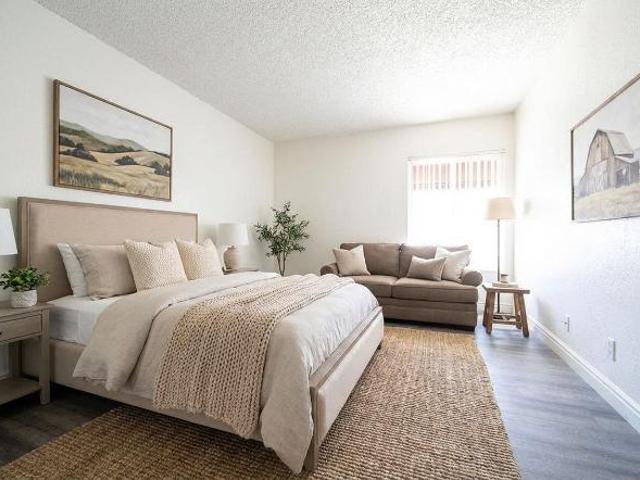 2 Br, 2 bath, Condo 1440 Oak Dr