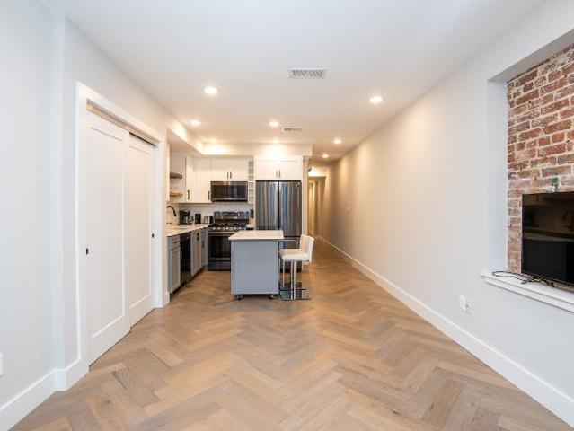 2 Br, 2 bath, Condo 1457 Girard St NW