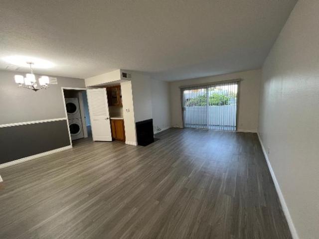 2 Br, 2 bath, Condo 14615 Burbank Blvd
