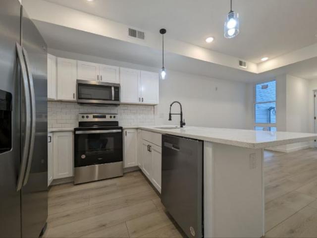 2 Br, 2 bath, Condo 147 N Gross Street
