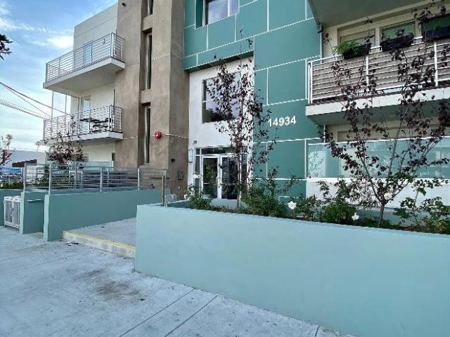 2 Br, 2 bath, Condo 14934 Burbank Blvd