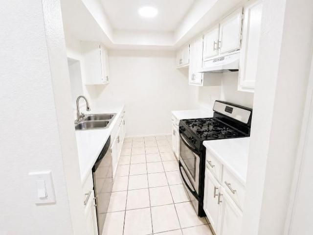 2 Br, 2 bath, Condo 15020 Burbank Blvd
