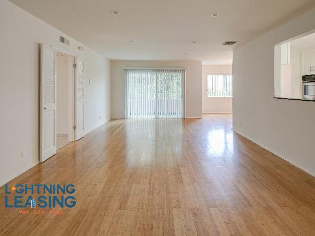2 Br, 2 bath, Condo 150 N Clark Dr