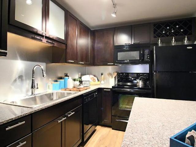 2 Br, 2 bath, Condo 150 W Couch Place