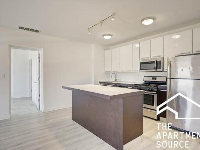 2 Br, 2 bath, Condo 1544 West Glenlake Avenue