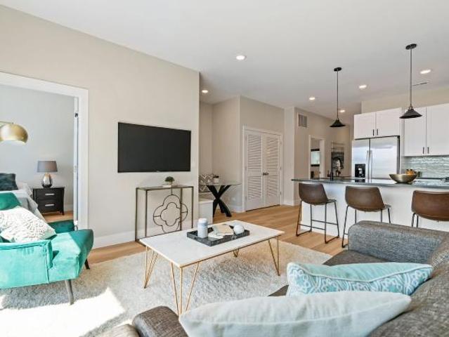 2 Br, 2 bath, Condo 1646 W Belmont Ave