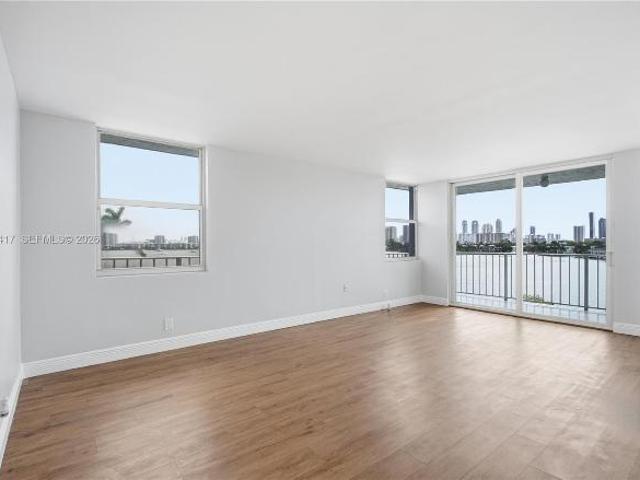 2 Br, 2 bath, Condo 16570 NE 26th Ave