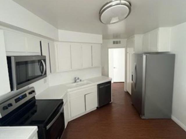 2 Br, 2 bath, Condo 17440 Burbank Blvd