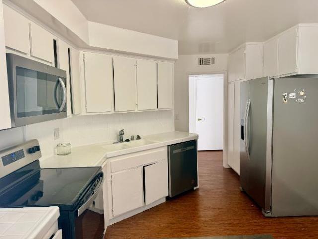 2 Br, 2 bath, Condo 17440 Burbank Blvd