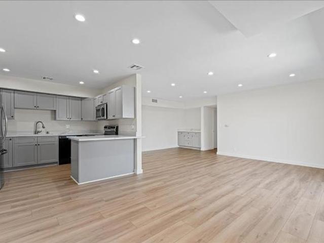 2 Br, 2 bath, Condo 17424 Burbank Blvd
