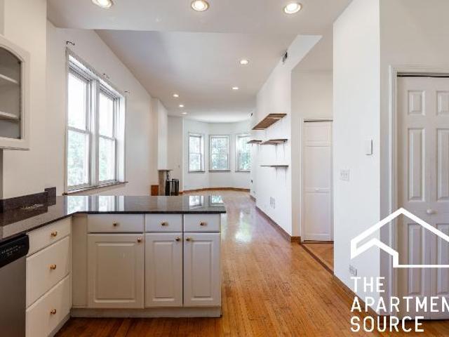 2 Br, 2 bath, Condo 1759 W Superior