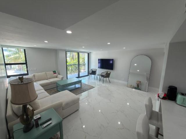 2 Br, 2 bath, Condo 1800 Collins Ave