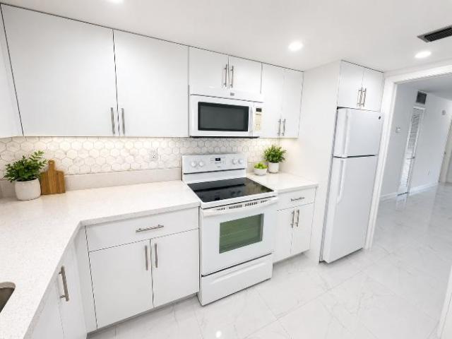 2 Br, 2 bath, Condo 1850 NE 169th St