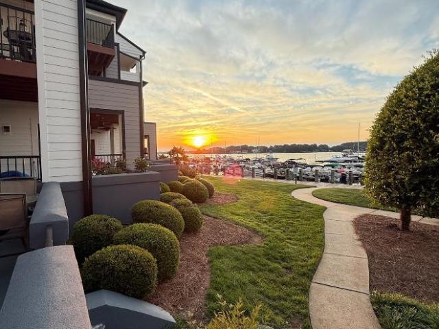 2 Br, 2 bath, Condo 18713 Vineyard Point Ln