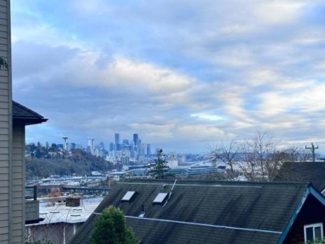 2 Br, 2 bath, Condo 2012 Thorndyke Ave W