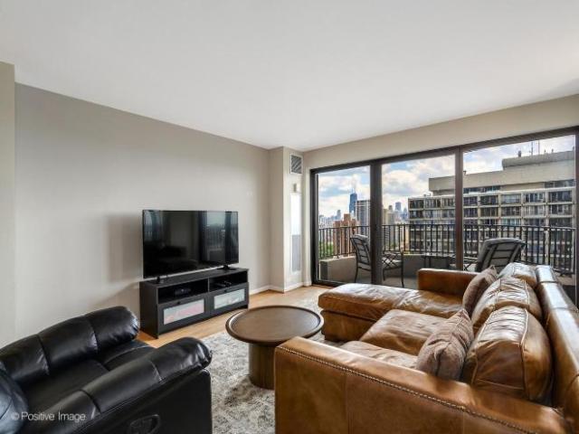 2 Br, 2 bath, Condo 2020 N Lincoln Park West