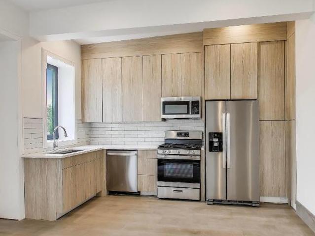 2 Br, 2 bath, Condo 2023 North Drake Avenune