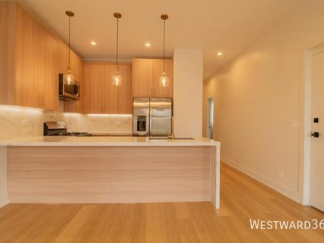 2 Br, 2 bath, Condo 2046 W Washington Blvd
