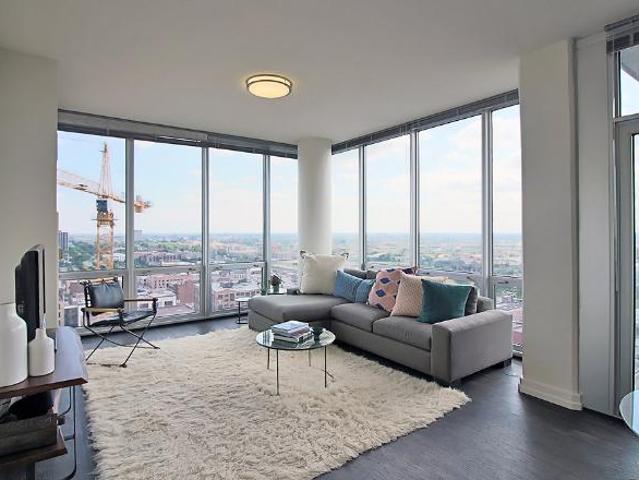 2 Br, 2 bath, Condo 2130 S Indiana Ave