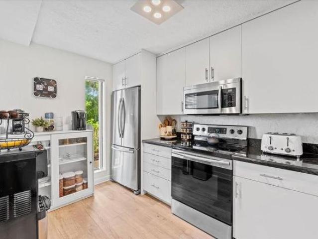 2 Br, 2 bath, Condo 21 Royal Palm Way