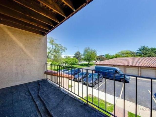 2 Br, 2 bath, Condo 21W581 North Ave