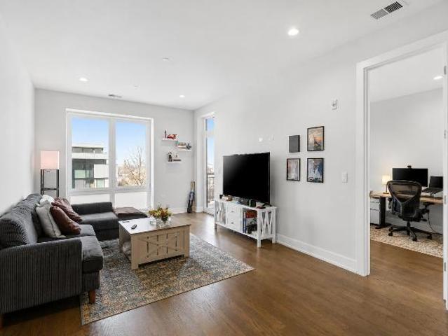 2 Br, 2 bath, Condo 2217 West Madison Street