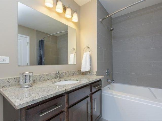 2 Br, 2 bath, Condo 2255 S Wabash Ave