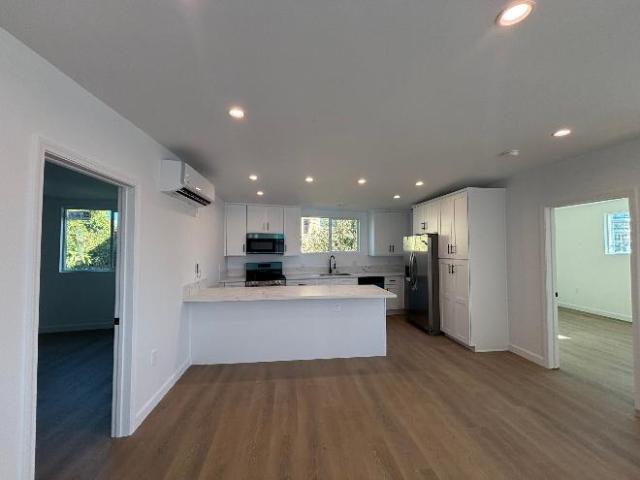 2 Br, 2 bath, Condo 2280 S Barrington Ave