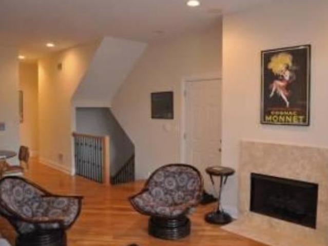2 Br, 2 bath, Condo 2328 N Greenview Ave