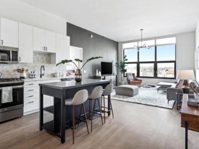 2 Br, 2 bath, Condo 2477 N Milwaukee Ave