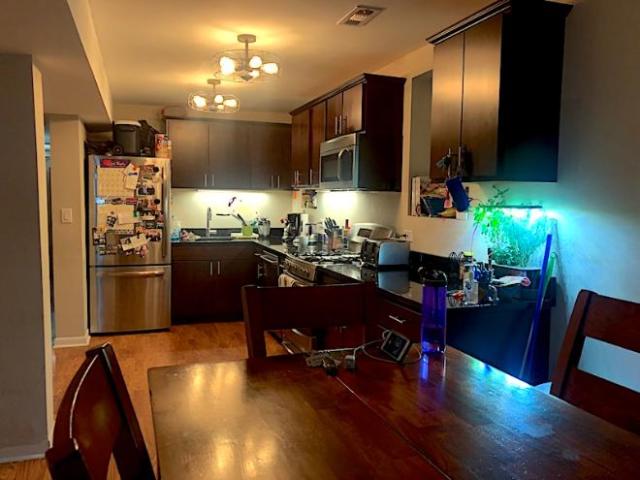 2 Br, 2 bath, Condo 2626 N Wilton Ave