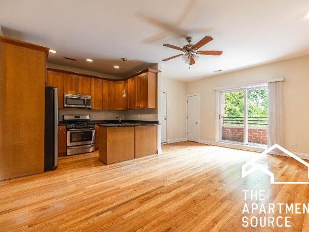 2 Br, 2 bath, Condo 2656 North Hamlin Ave