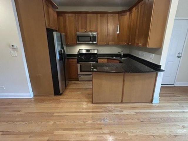 2 Br, 2 bath, Condo 2656 North Hamlin Ave