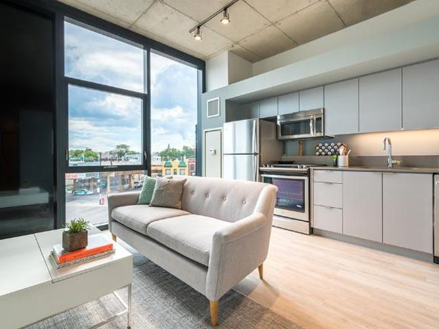 2 Br, 2 bath, Condo 2733 West Belden Avenue