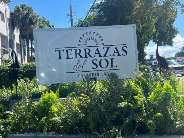 2 Br, 2 bath, Condo 2750 W 76th St