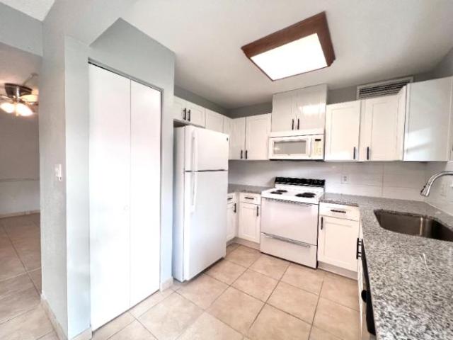 2 Br, 2 bath, Condo 2811 SW Archer Rd