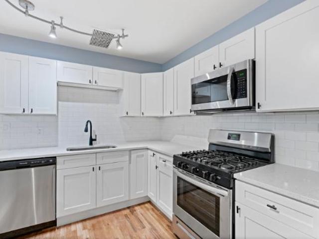 2 Br, 2 bath, Condo 2900 N Damen Ave