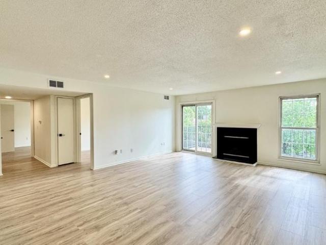 2 Br, 2 bath, Condo 2900 W 53rd St