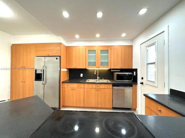 2 Br, 2 bath, Condo 2924 Day Ave