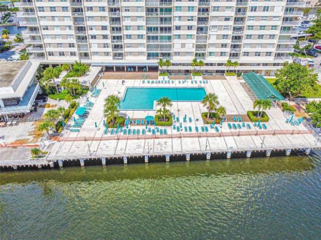 2 Br, 2 bath, Condo 300 Bayview Dr
