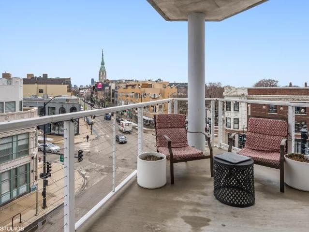 2 Br, 2 bath, Condo 3110 N Greenview Avenue