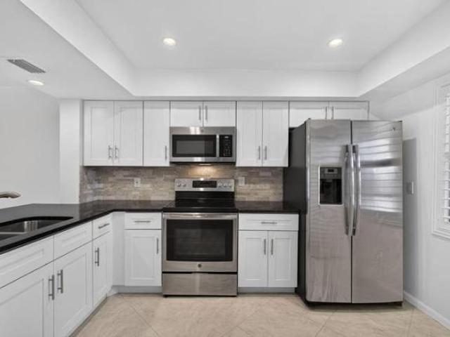 2 Br, 2 bath, Condo 313 Lake Circle