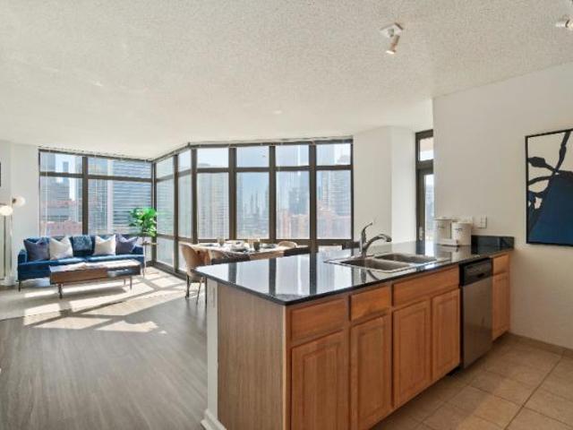 2 Br, 2 bath, Condo 318 N Desplaines St