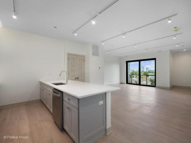 2 Br, 2 bath, Condo 3202 N Racine Ave