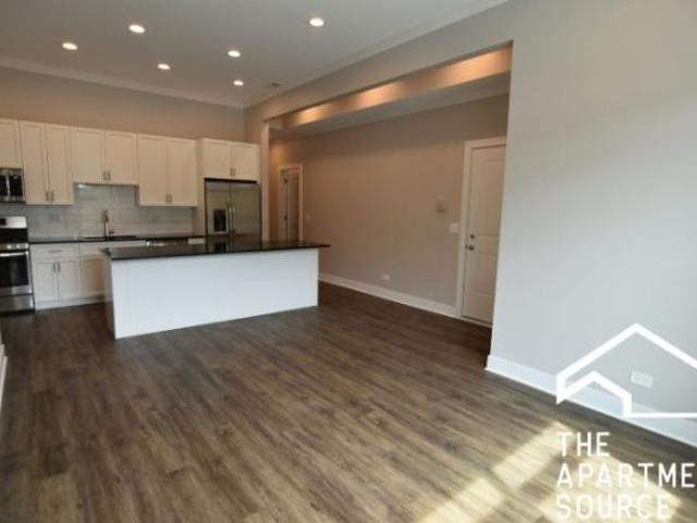 2 Br, 2 bath, Condo 3212 N Halsted Ave