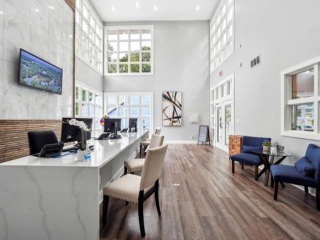 2 Br, 2 bath, Condo 3465 Kensington Rd