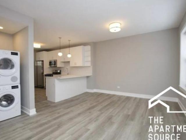 2 Br, 2 bath, Condo 3933 N Janssen Ave