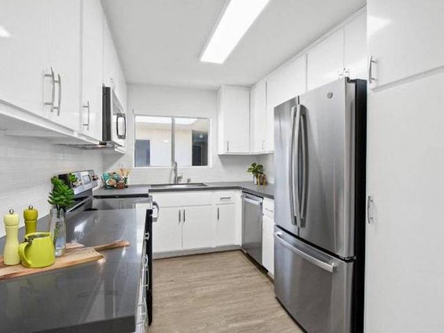 2 Br, 2 bath, Other 521 E Palm Ave