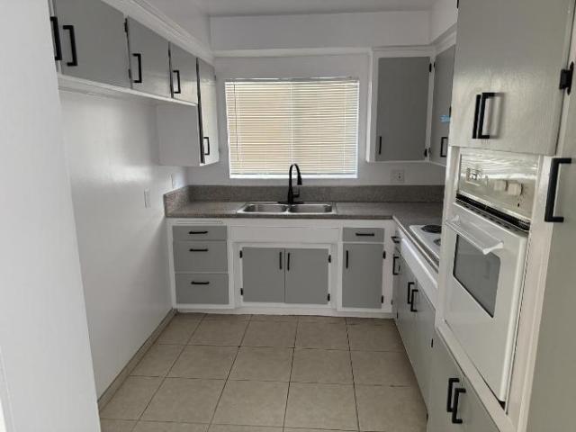 2 Br, 2 bath, Other 8211 Owensmouth Ave